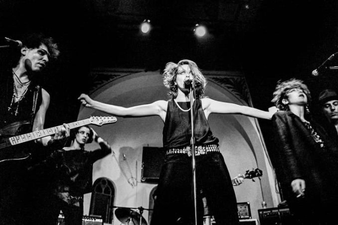 El rock también es nuestro: un comentario sobre “Brilla la luz para ...